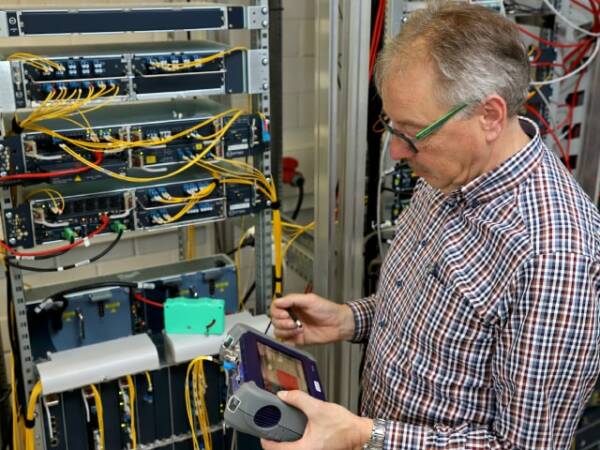 Passive & aktive Netzwerkkomponenten: Netzwerke für Unternehmen